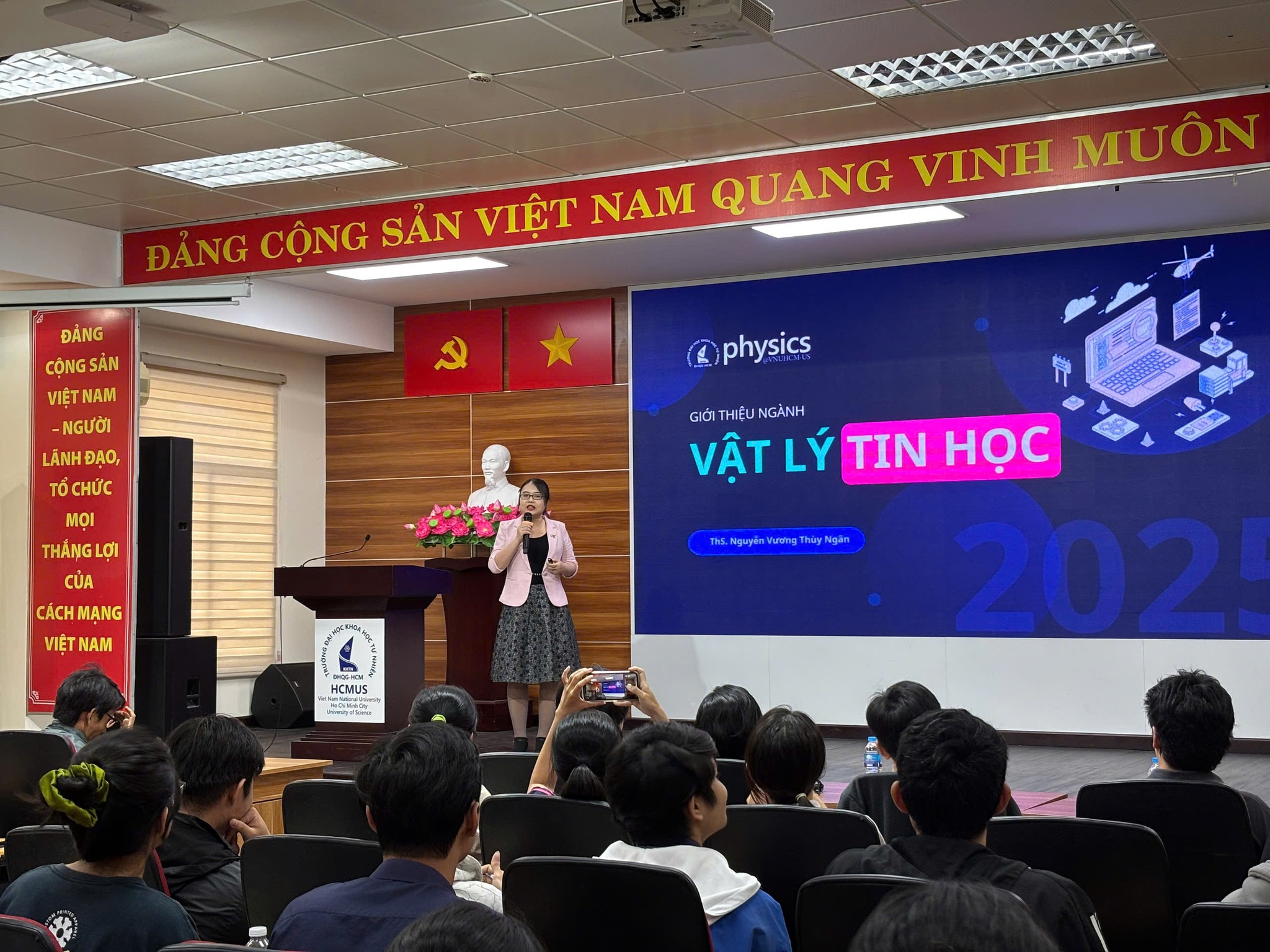 Ngày hội chuyên ngành 2025 - Hành trình định hình tương lai cho sinh viên năm hai | Khoa Vật lý ...